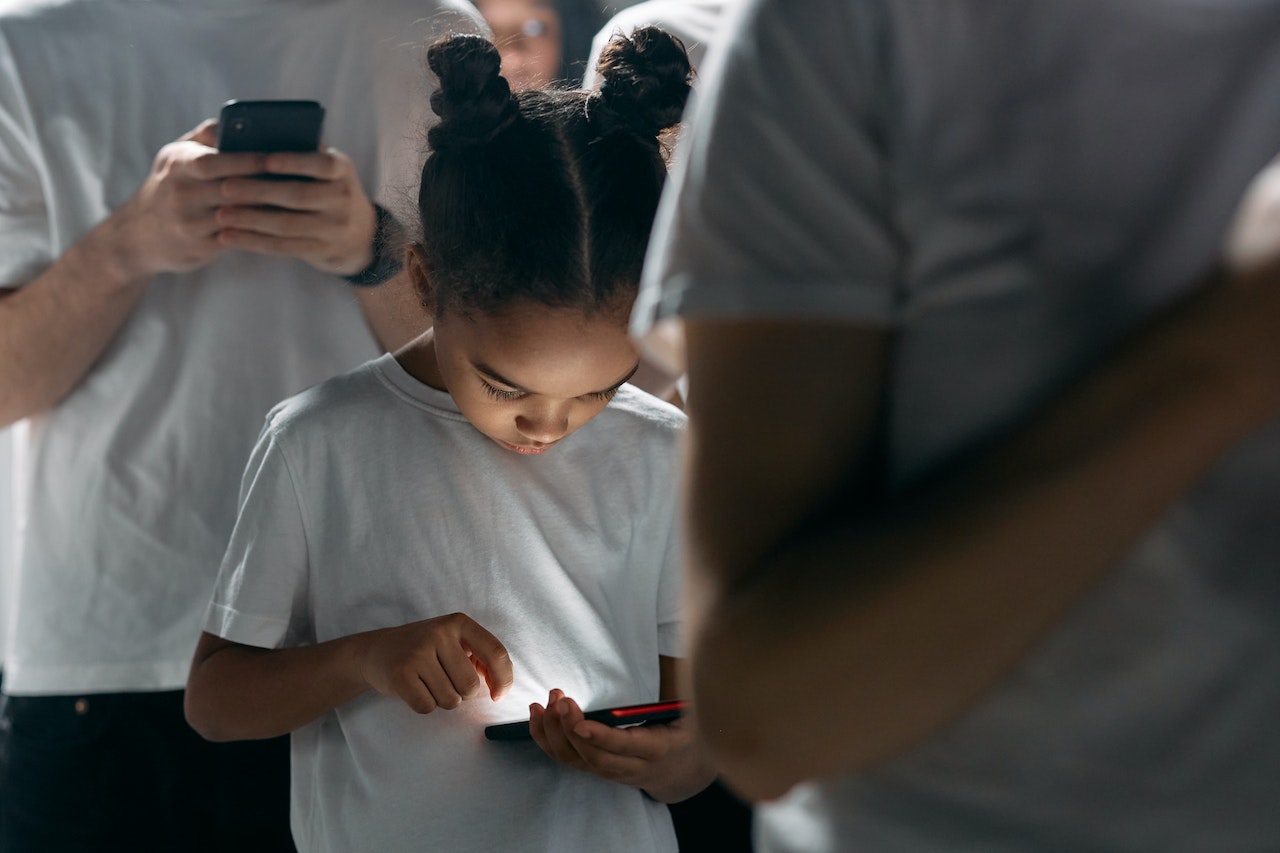 At What Age Should You Let Your Kids on Facebook - The Digital Parents